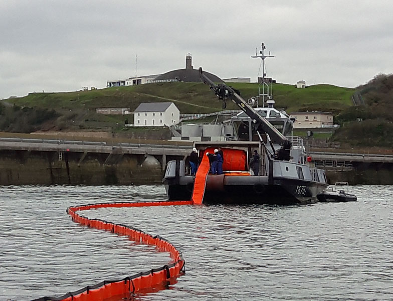 Affrètements / Location de navires de servitude / Barrages anti-pollutions